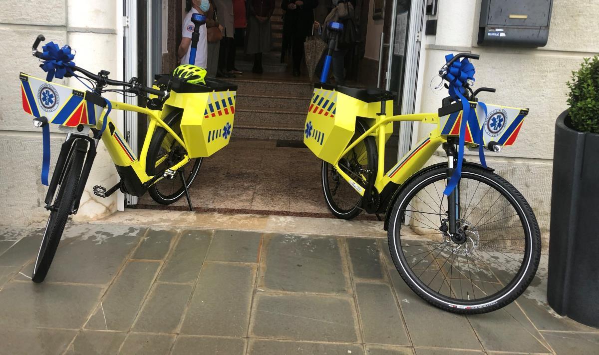 Poleti zagotavljajo nujno medicinsko pomoč tudi reševalci na kolesih ...